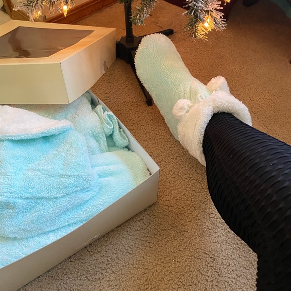 Intimates & Sleepwear | Nib Cozy Slippers And Robe | Poshmark